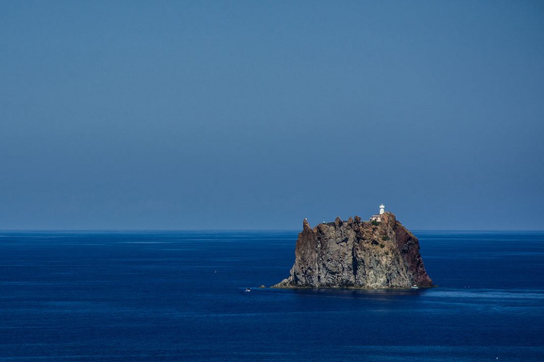 7 Unusual buildings erected in the most absurd and inappropriate places ...