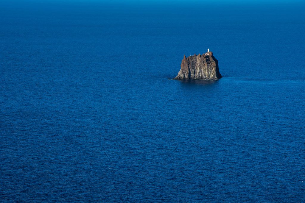 7 Unusual buildings erected in the most absurd and inappropriate places ...