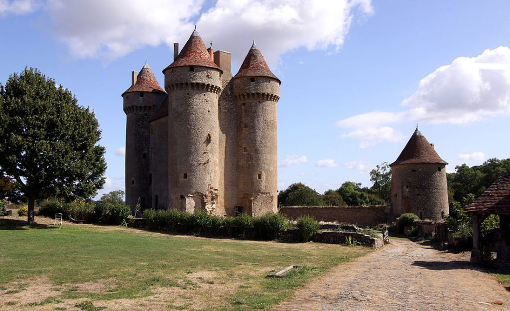 Sarzay Castle: one of the most unusual castles in France - Travel site