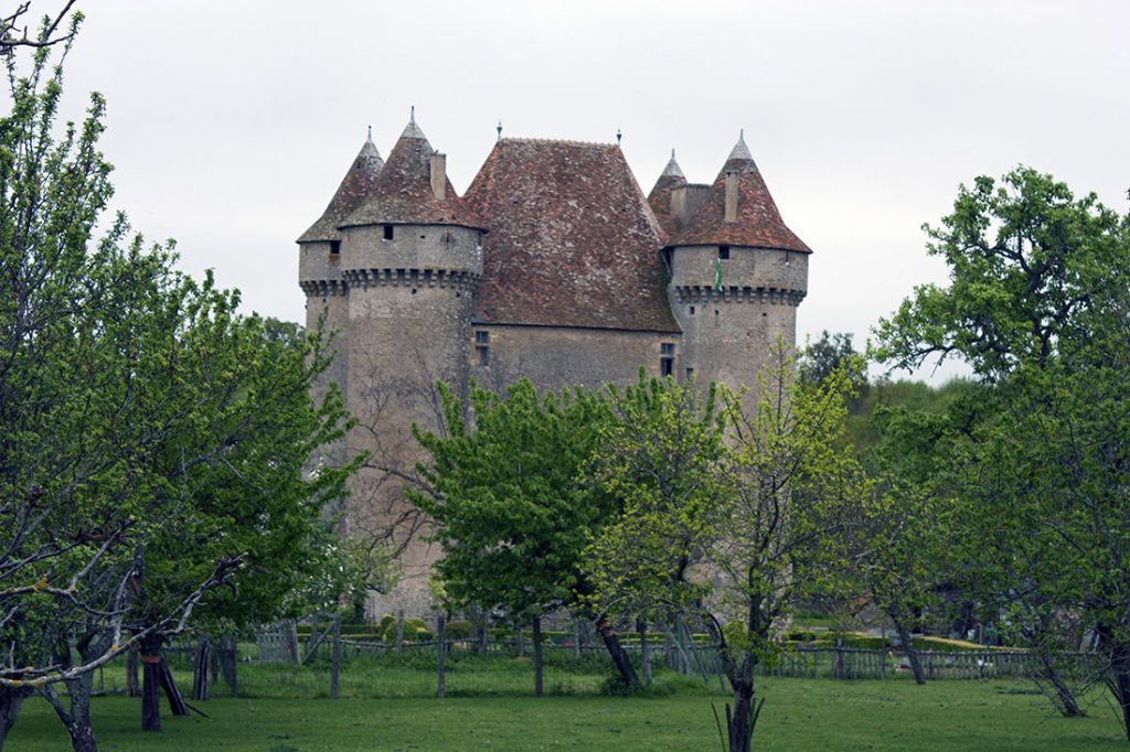 Sarzay Castle: one of the most unusual castles in France - Travel site