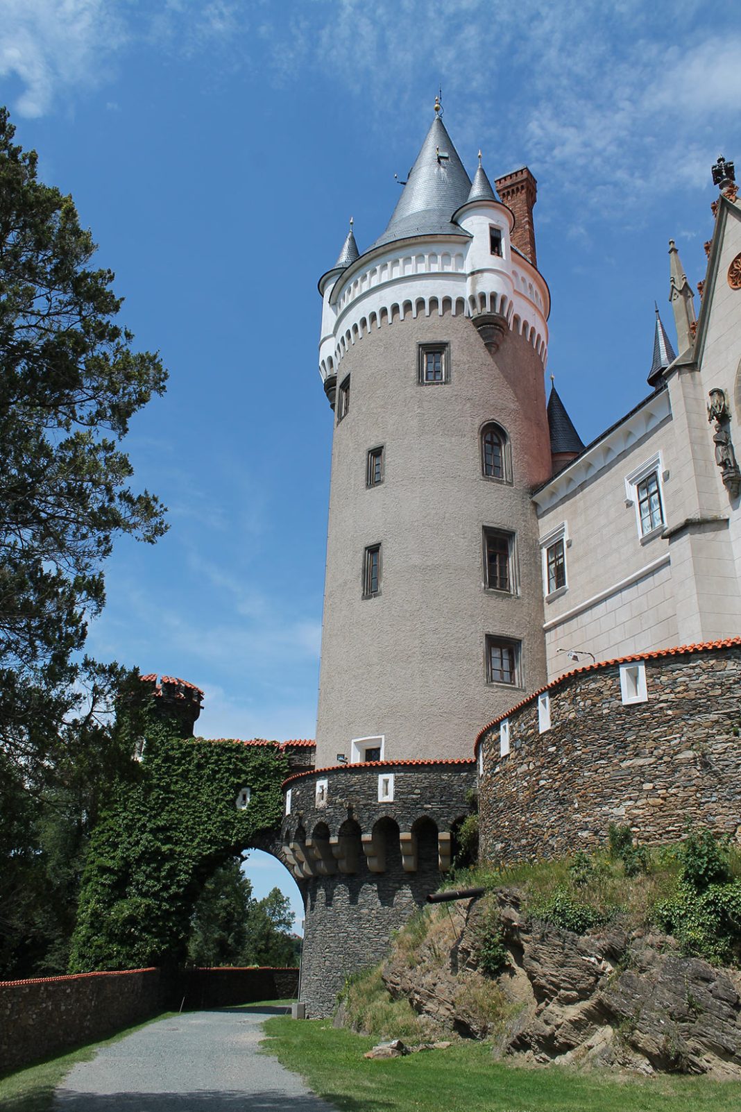 Zleby Castle: one of the most charming romantic buildings in the Czech ...