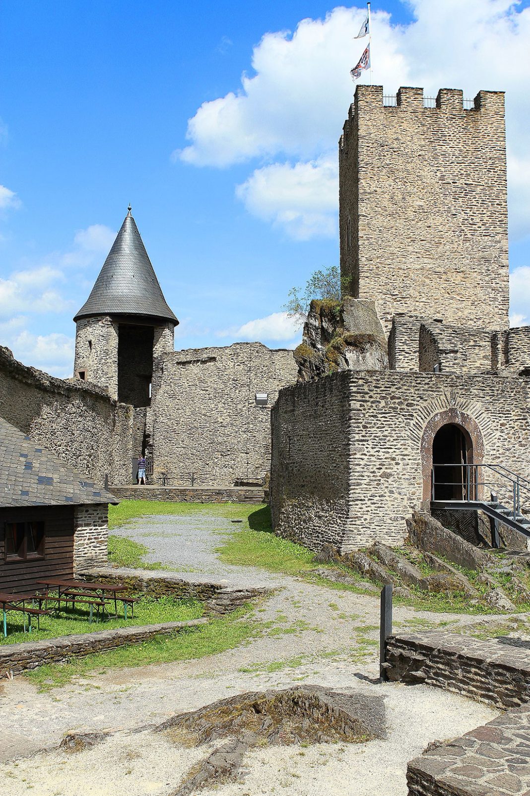 Bourscheid Castle: the largest castle in Luxembourg - Travel site