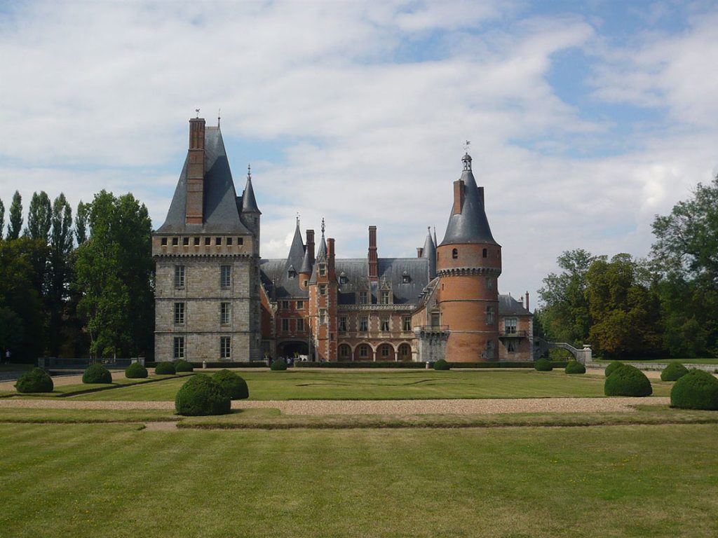 Maintenon Castle: an amazing place with an abundant history - Travel site