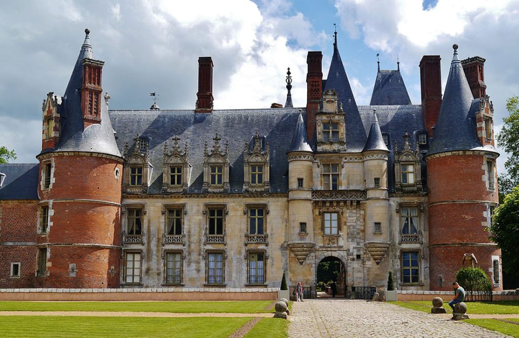 Maintenon Castle: an amazing place with an abundant history - Travel site