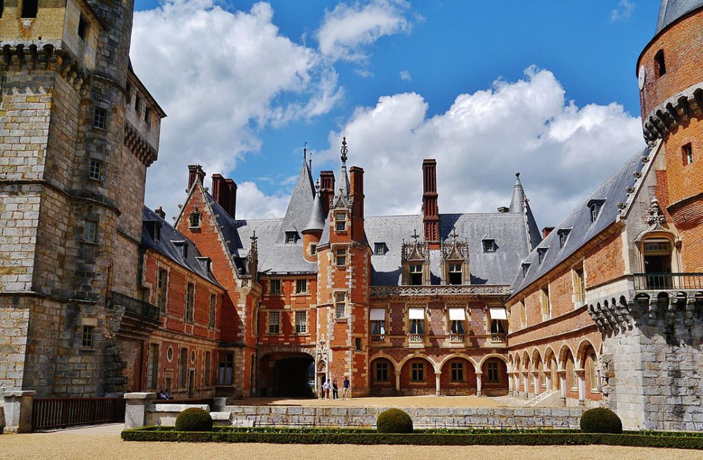 Maintenon Castle: an amazing place with an abundant history - Travel site