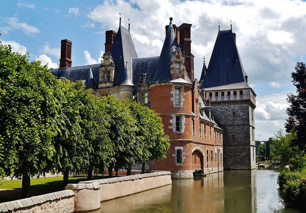 Maintenon Castle: an amazing place with an abundant history - Travel site